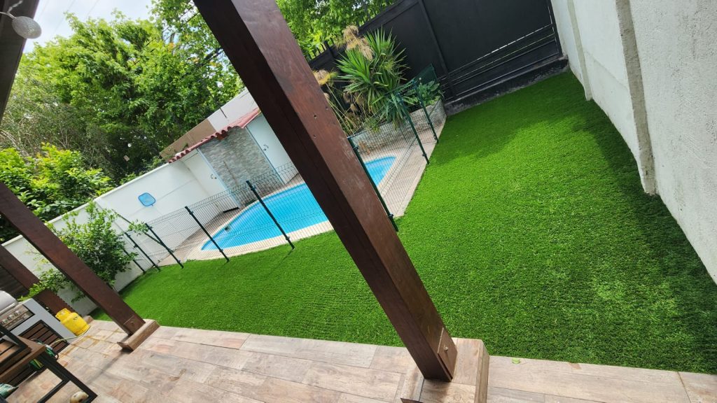 PATIOS Y JARDÍN - Pasto sintetico